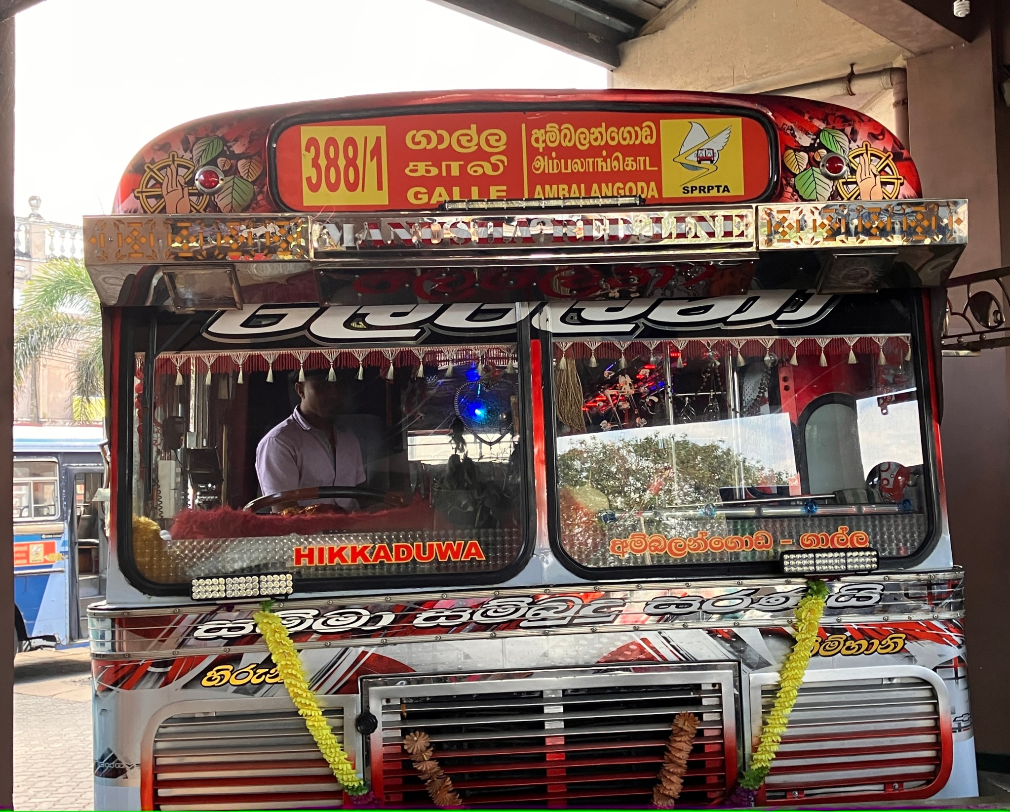 The colorful buses of Sri Lanka. – Less Car, More Life