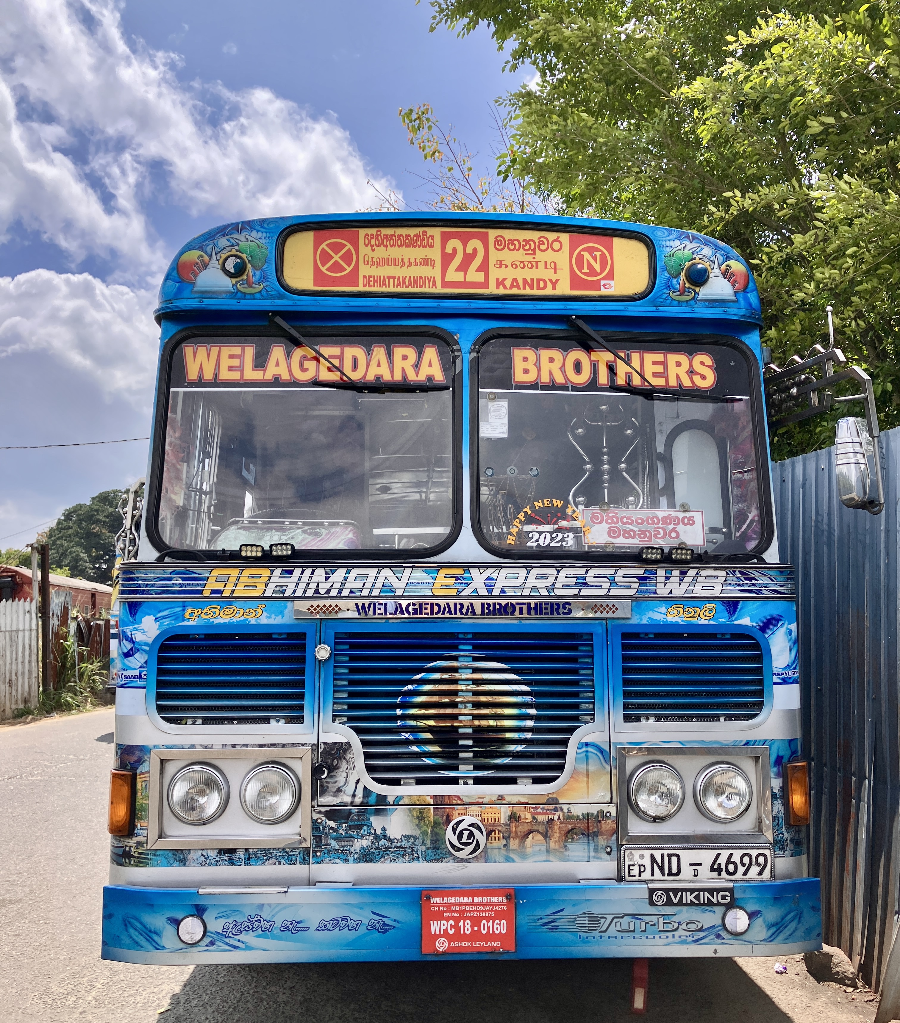 The colorful buses of Sri Lanka. – Less Car, More Life