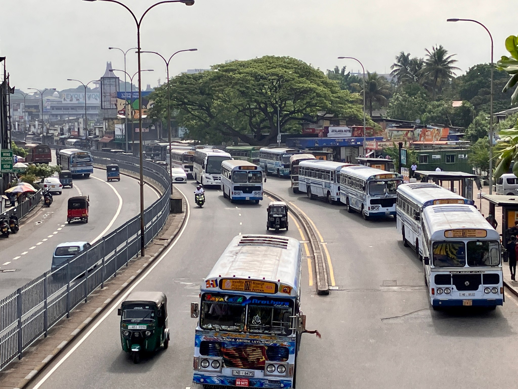 The colorful buses of Sri Lanka. – Less Car, More Life